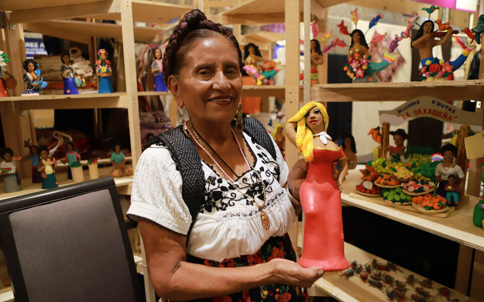 Alfarera Oaxaqueña Irene Aguilar Rinde Homenaje A Las “Mujeres De La Noche” Con Su Arte En Barro