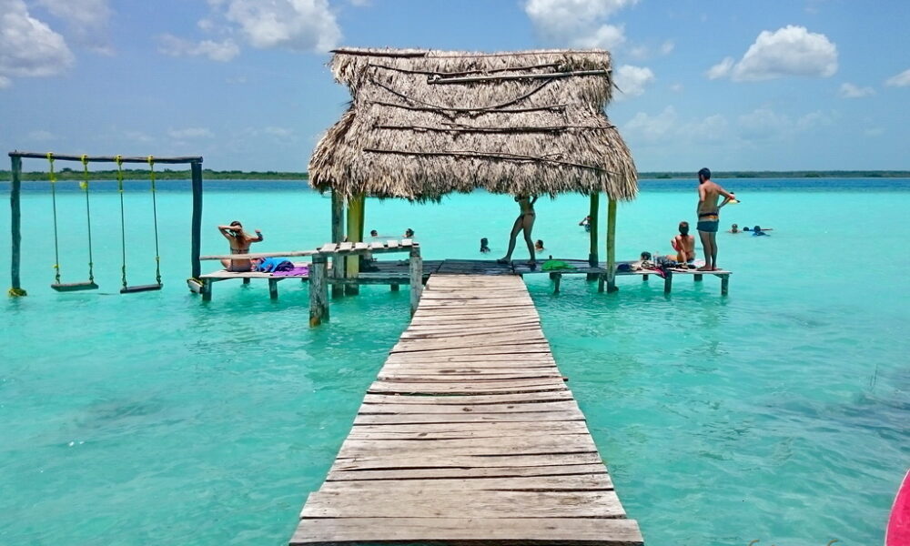 Pueblo Mágico de Bacalar: La laguna de los 7 colores