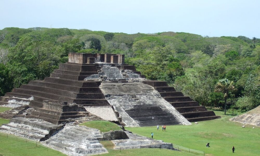 Zona Arqueológica de Comalcalco, una ciudad maya en la selva tabasqueña