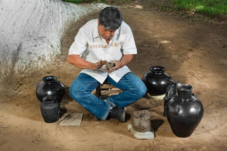 El Barro Negro, Una Artesanía Originaria De San Bartolo Coyotepec En Oaxaca